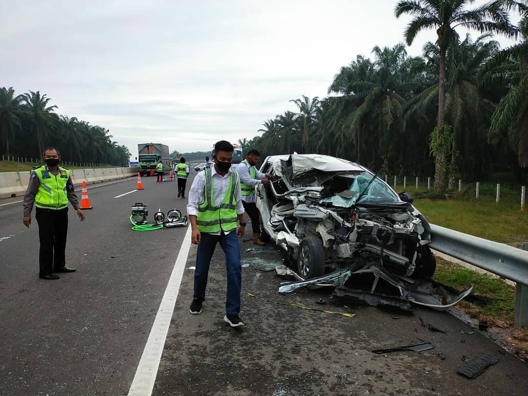 Melaju Dengan Kecepatan Tinggi, Mobil Avanza Tabrak Belakang Truk ...