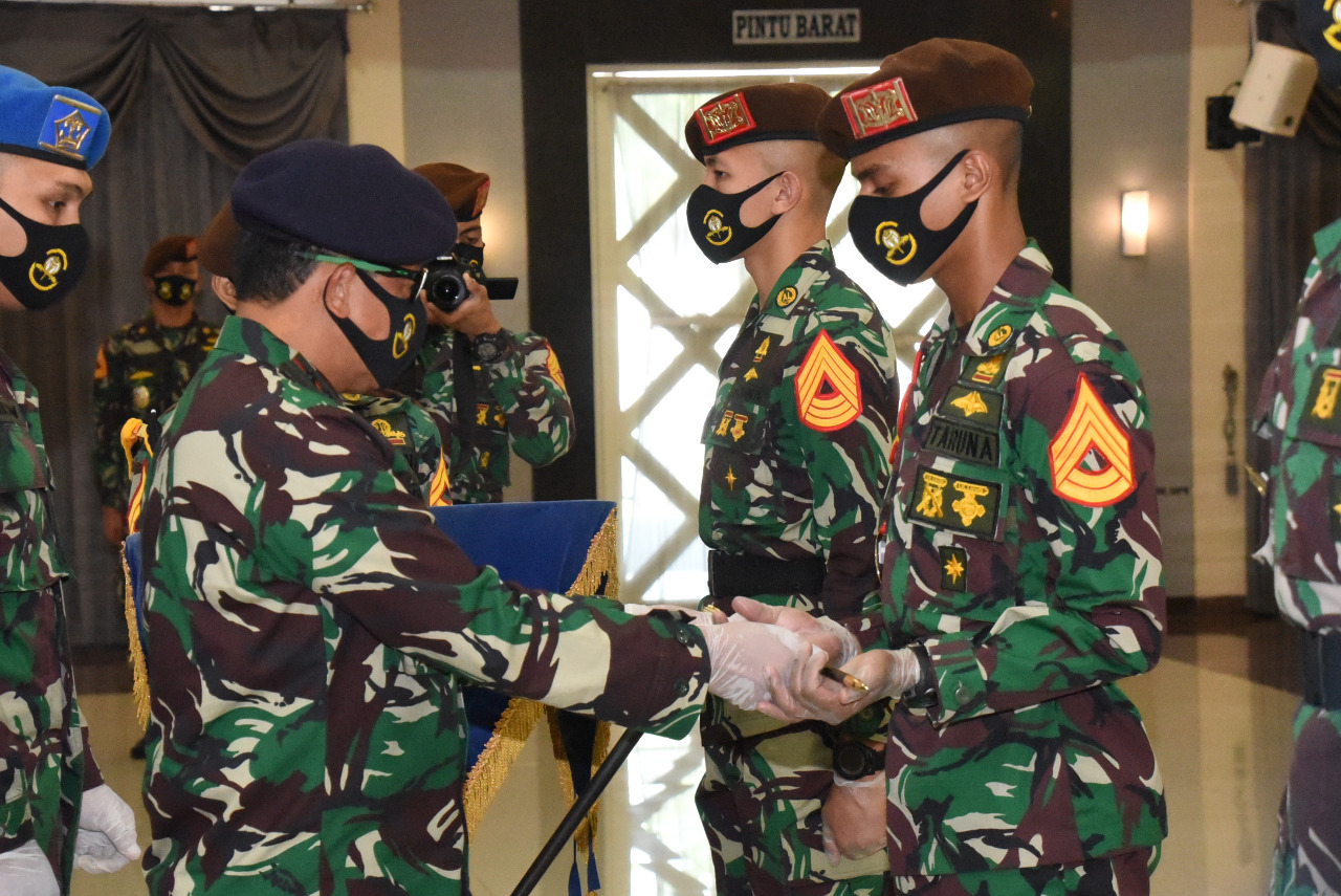 Danmenkortar dan Tambur Mayor Akademi Angkatan Laut Berganti